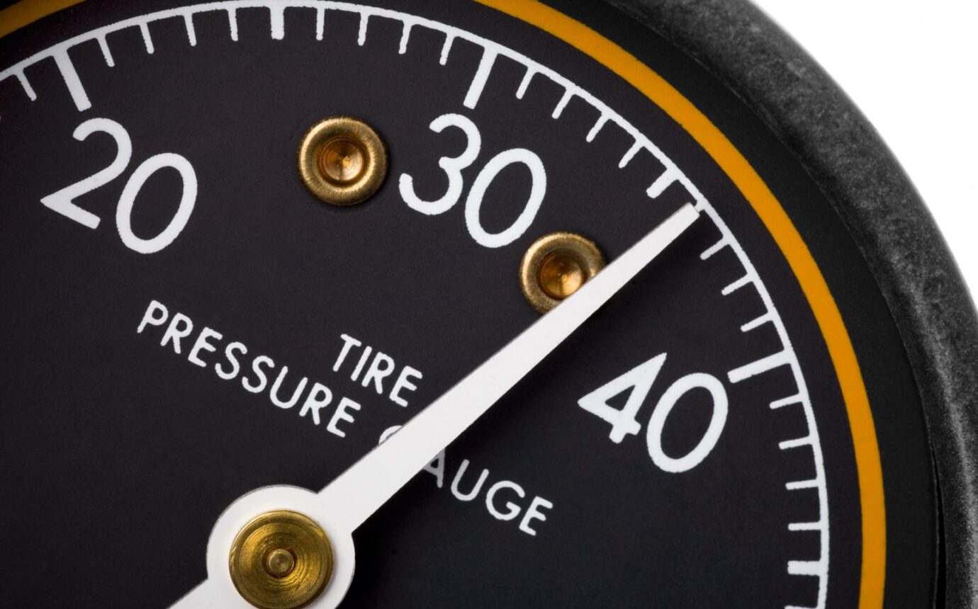 タイヤの空気圧の単位多くない？kPa、kgf、psiの違いやどれくらい入れたら良いか解説｜カーナレッジ