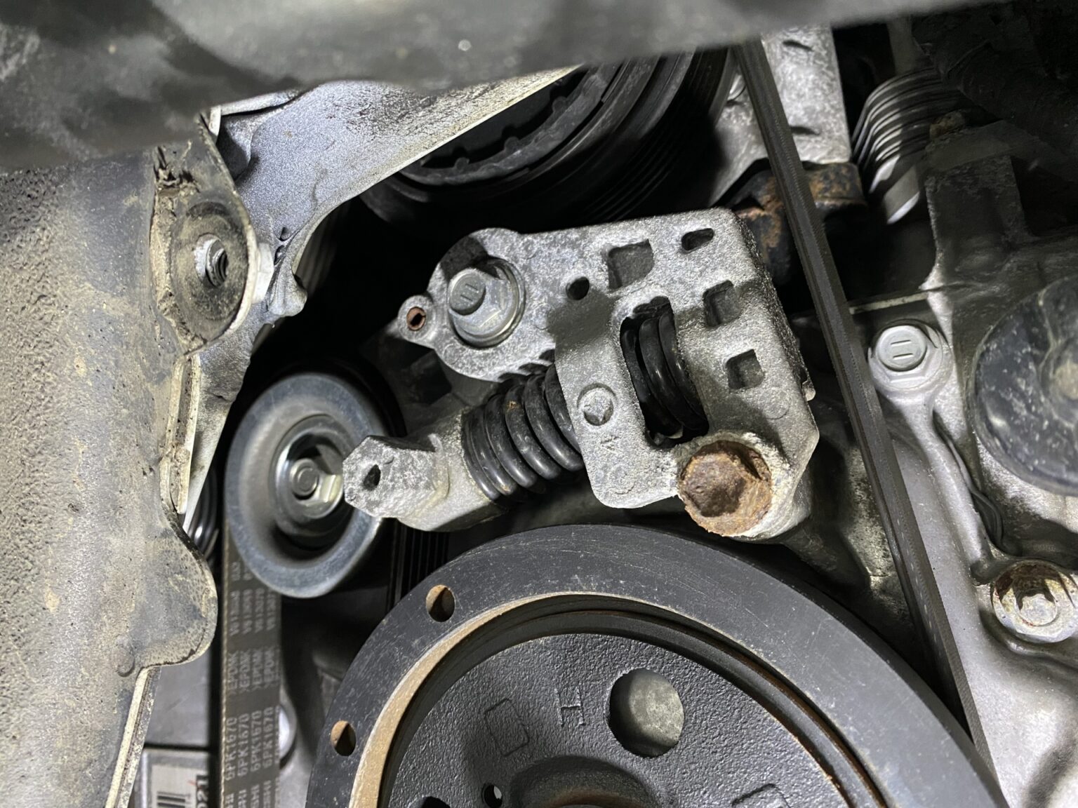 ファンベルトの交換は自分でできる？交換方法や注意点をご紹介｜カーナレッジ